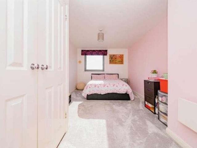 2 bed flat for sale