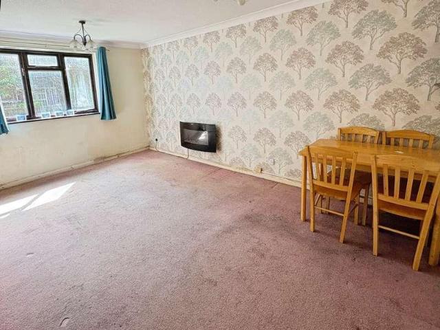 2 bed flat for sale