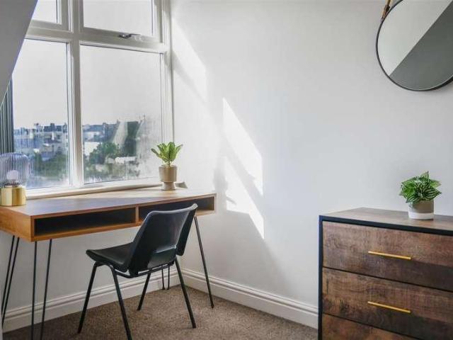 2 bed flat for sale