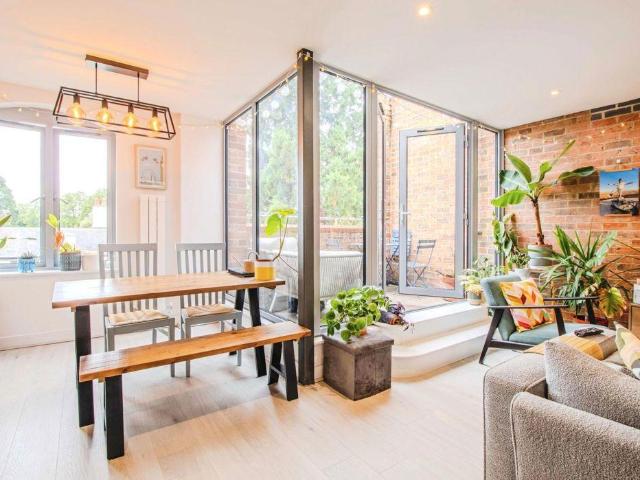 2 bed flat for sale