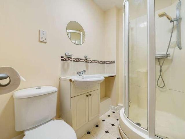 2 bed flat for sale