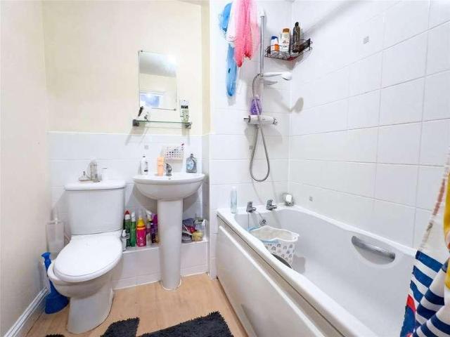 2 bed flat for sale