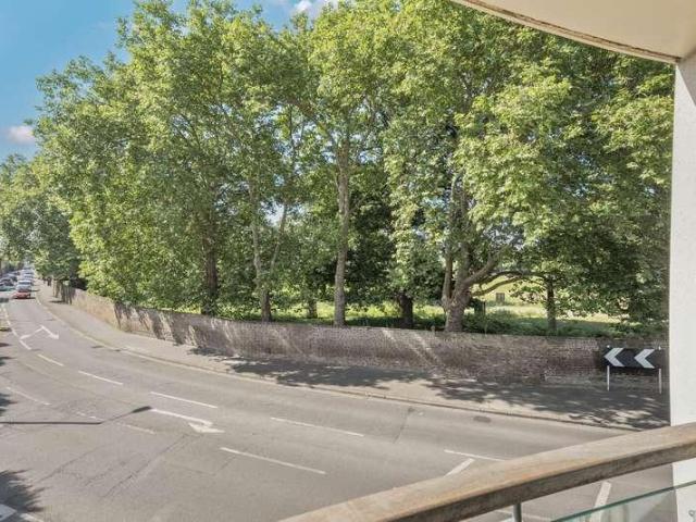 2 bed flat for sale