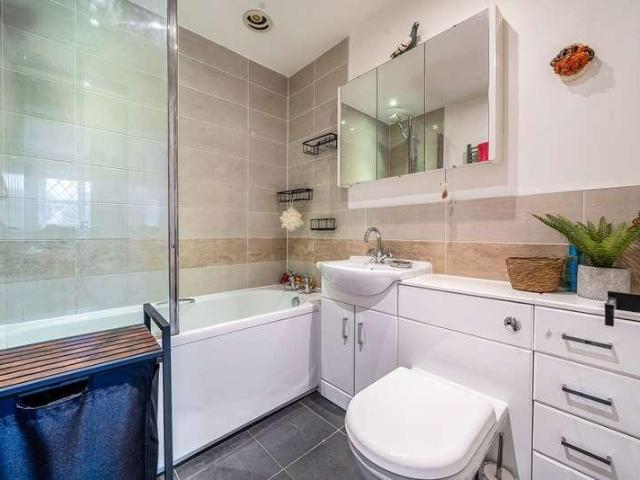 2 bed flat for sale