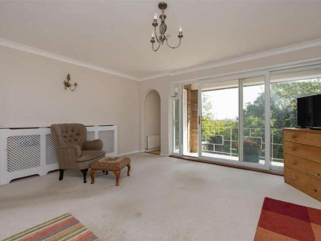 2 bed flat for sale