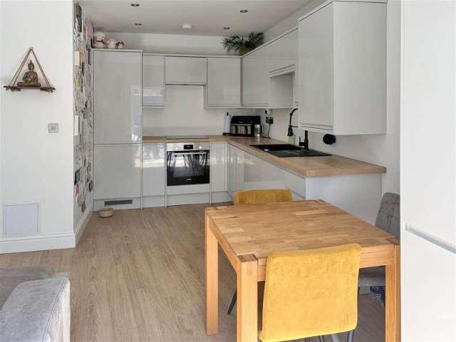 2 bed flat for sale