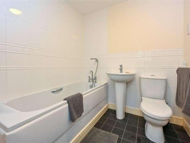 2 bed flat for sale