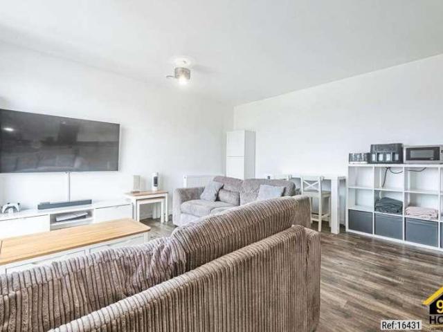 2 bed flat for sale