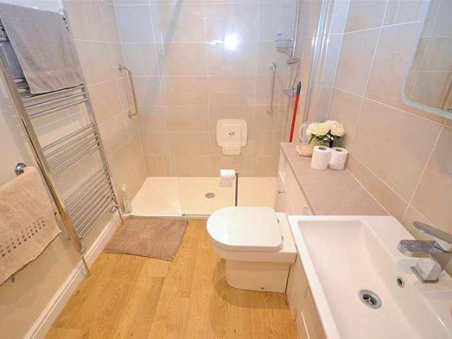 2 bed flat for sale