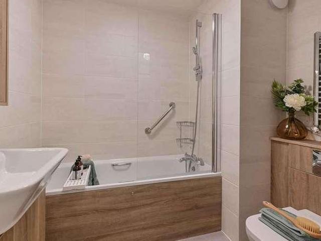 2 bed flat for sale