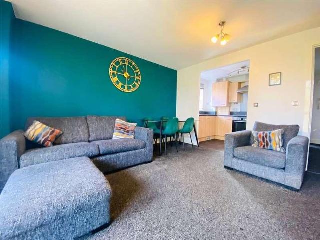 2 bed flat for sale