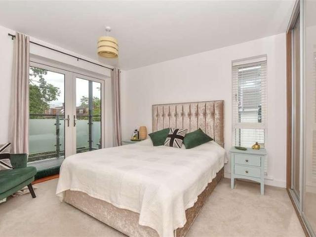 2 bed flat for sale