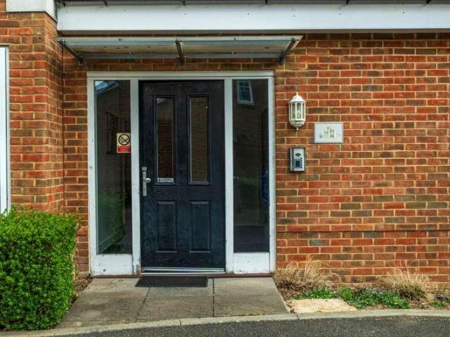 2 bed flat for sale