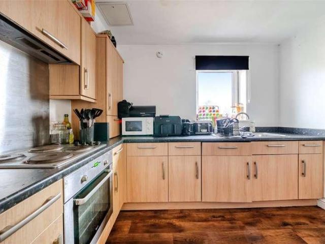 2 bed flat for sale