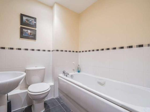 2 bed flat for sale