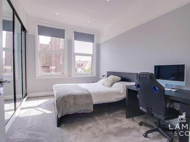 2 bed flat for sale