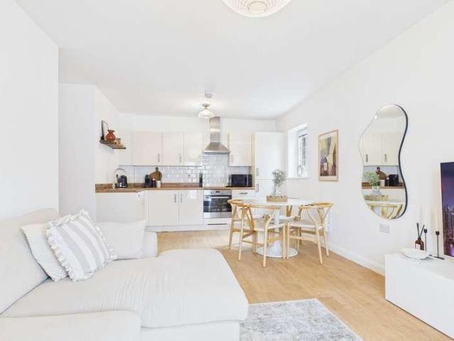 2 bed flat for sale