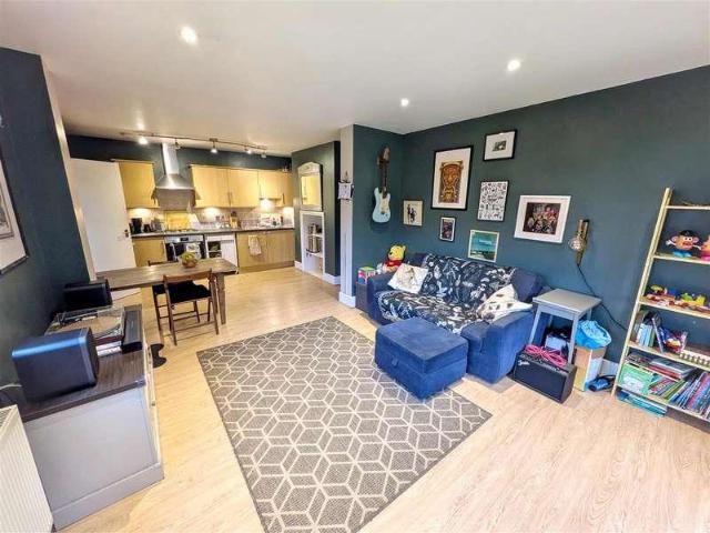 2 bed flat for sale