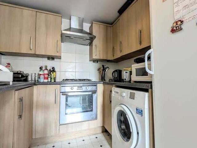 2 bed flat for sale
