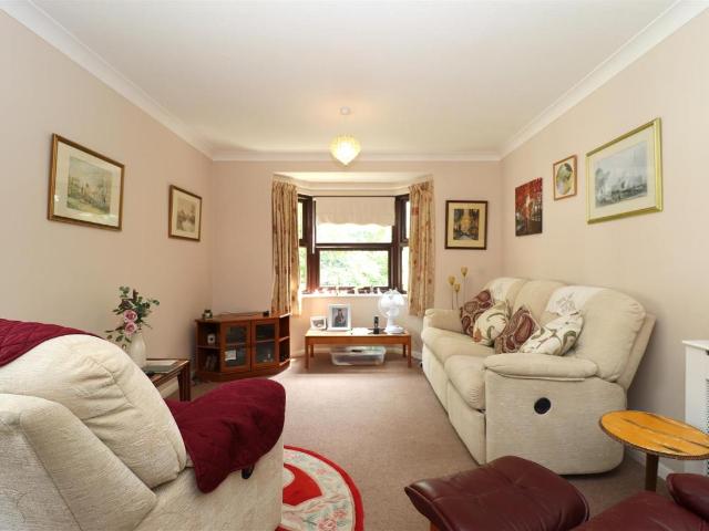 2 bed flat for sale