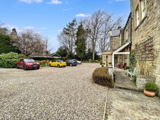 2 bed flat for sale