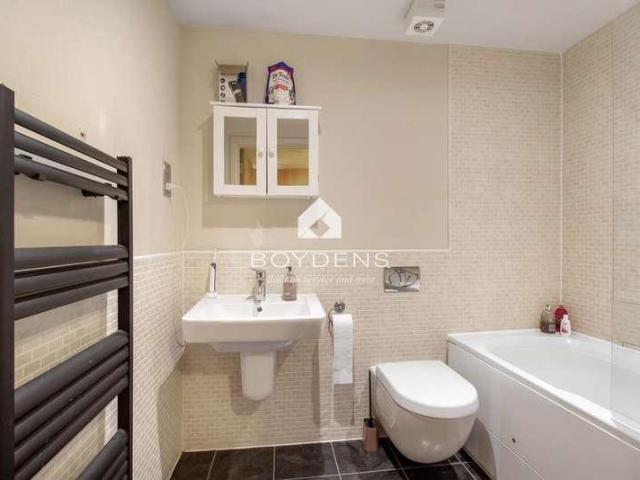 2 bed flat for sale