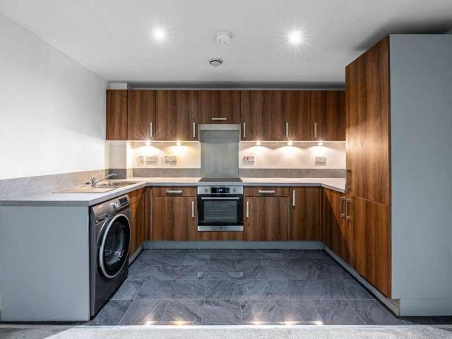 2 bed flat for sale