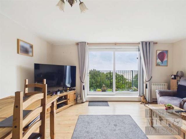 2 bed flat for sale