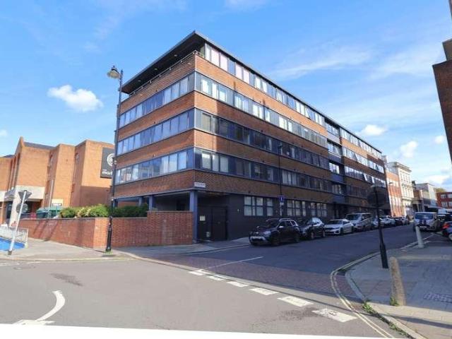 2 bed flat for sale