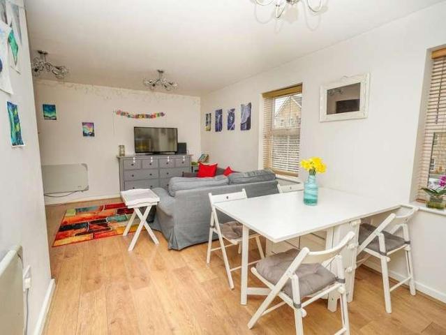 2 bed flat for sale
