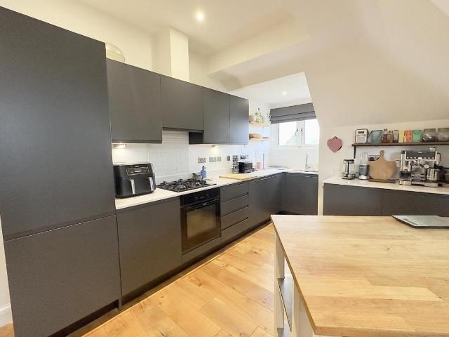 2 bed flat for sale