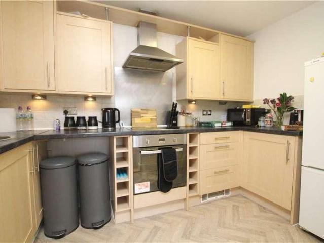 2 bed flat for sale