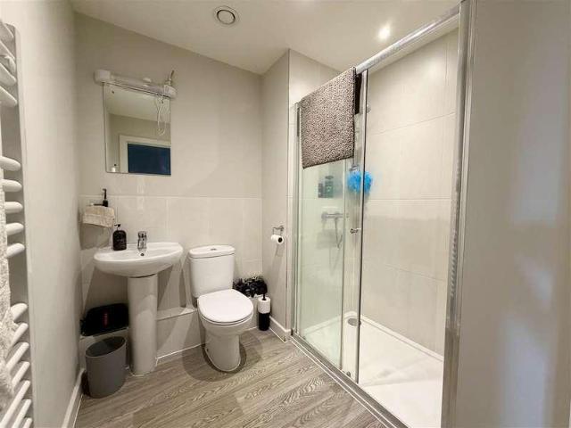 2 bed flat for sale