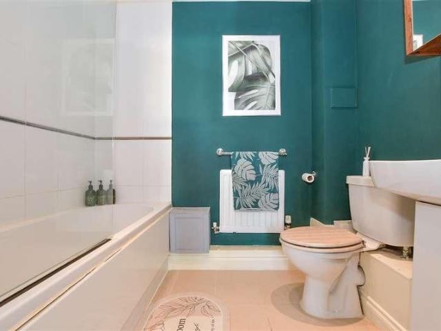 2 bed flat for sale