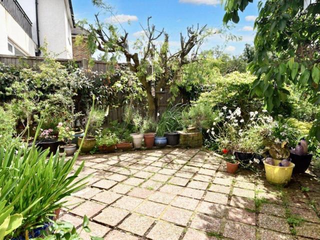 2 bed flat for sale
