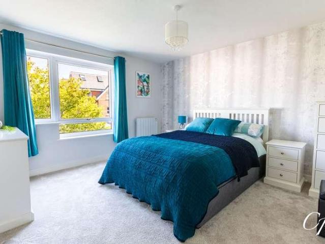 2 bed flat for sale