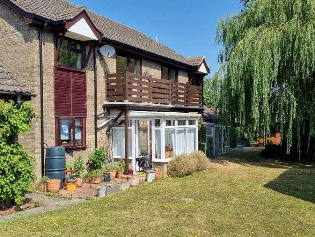 2 bed flat for sale