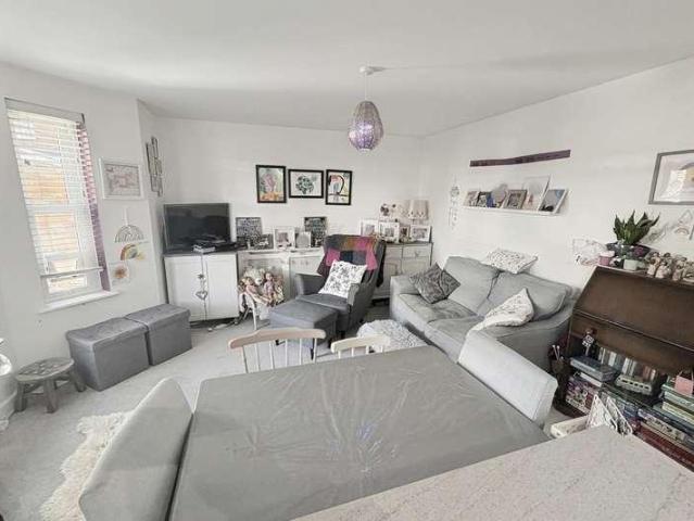 2 bed flat for sale