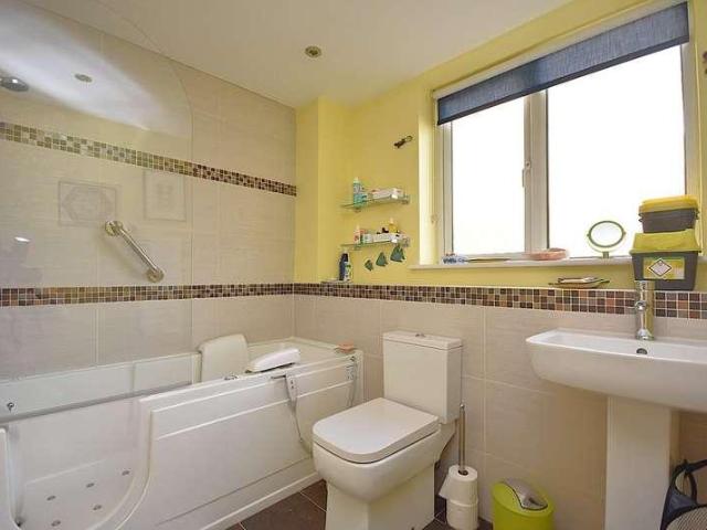 2 bed flat for sale