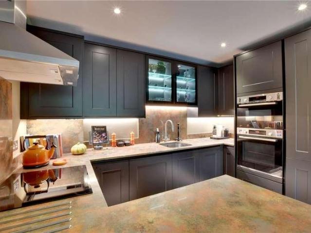 2 bed flat for sale