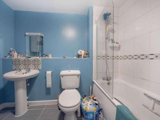 2 bed flat for sale