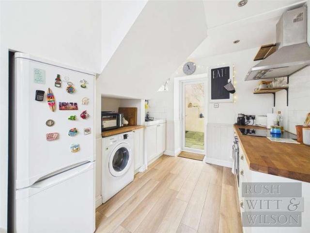 2 bed flat for sale
