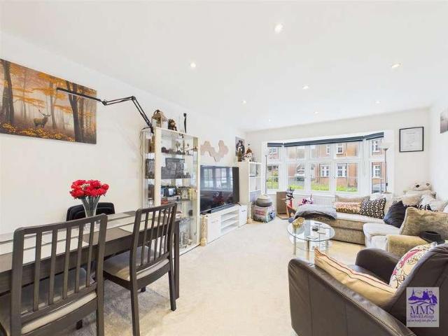 2 bed flat for sale