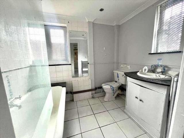 2 bed flat for sale