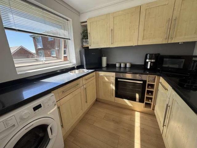 2 bed flat for sale