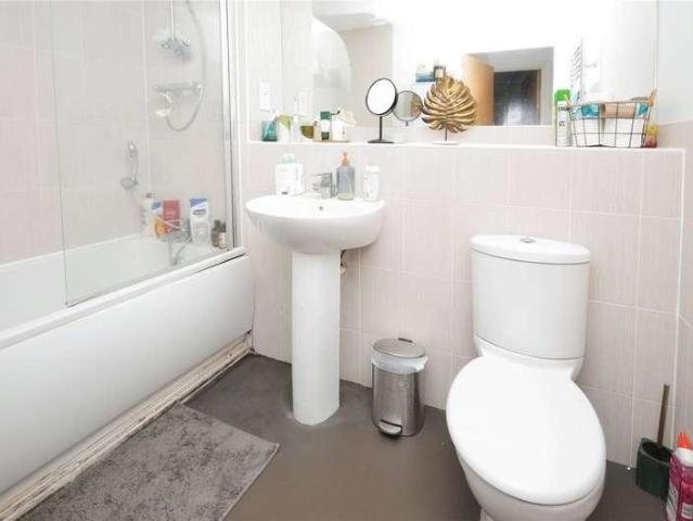 2 bed flat for sale