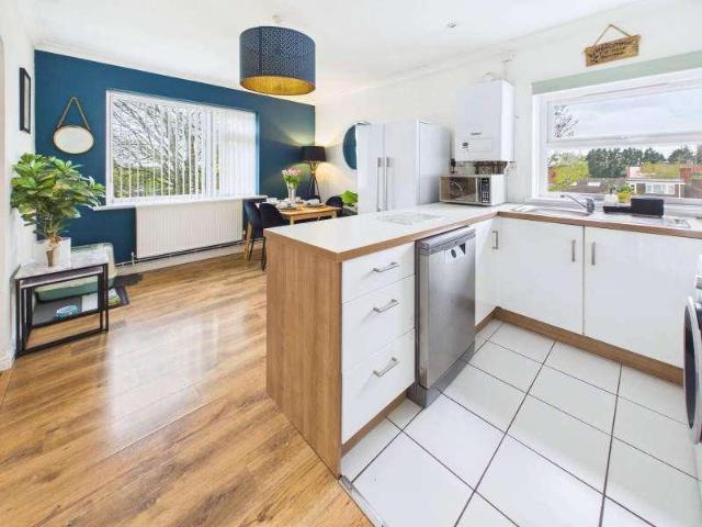 2 bed flat for sale