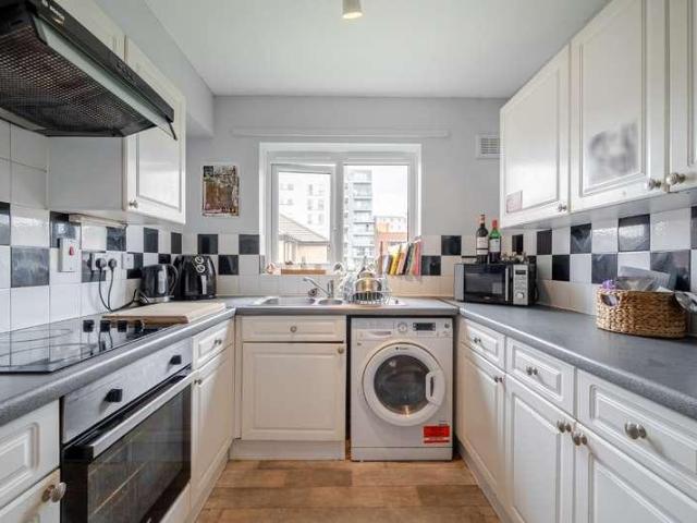 2 bed flat for sale