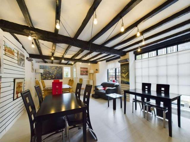 2 bed flat for sale