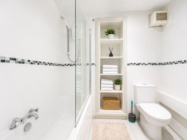 2 bed flat for sale
